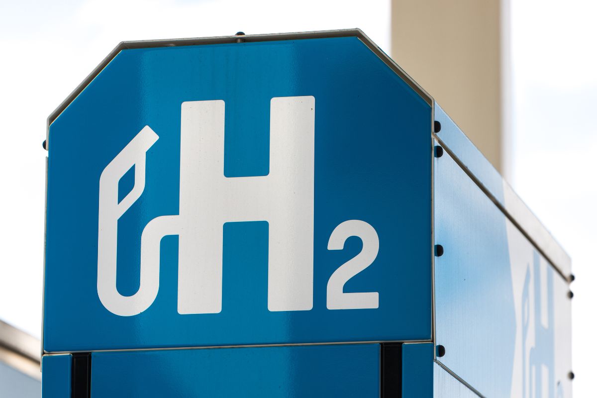 First Mobile Fueler For Hydrogen Fuel Cell Trucks Rolled Out By Nikola ...