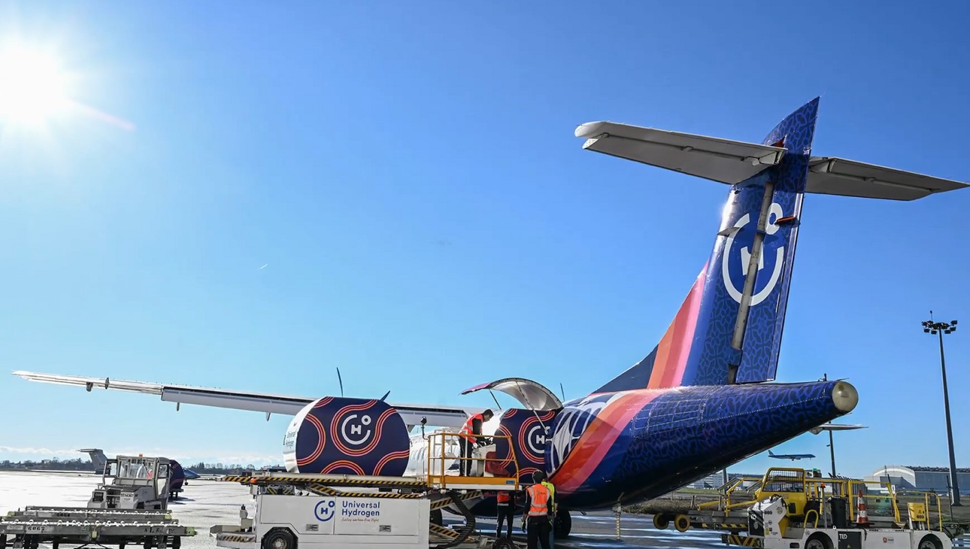 Hydrogen Fuel Cell Dash-8 Commuter Plane Completes 15-minute Flight ...