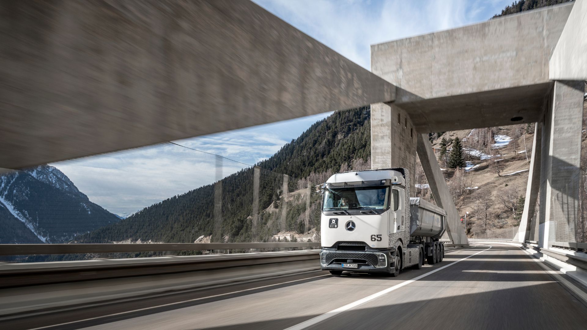 Hydrogen Trucks That Outperform Diesel? Daimler’s Game-Changing GenH2 ...